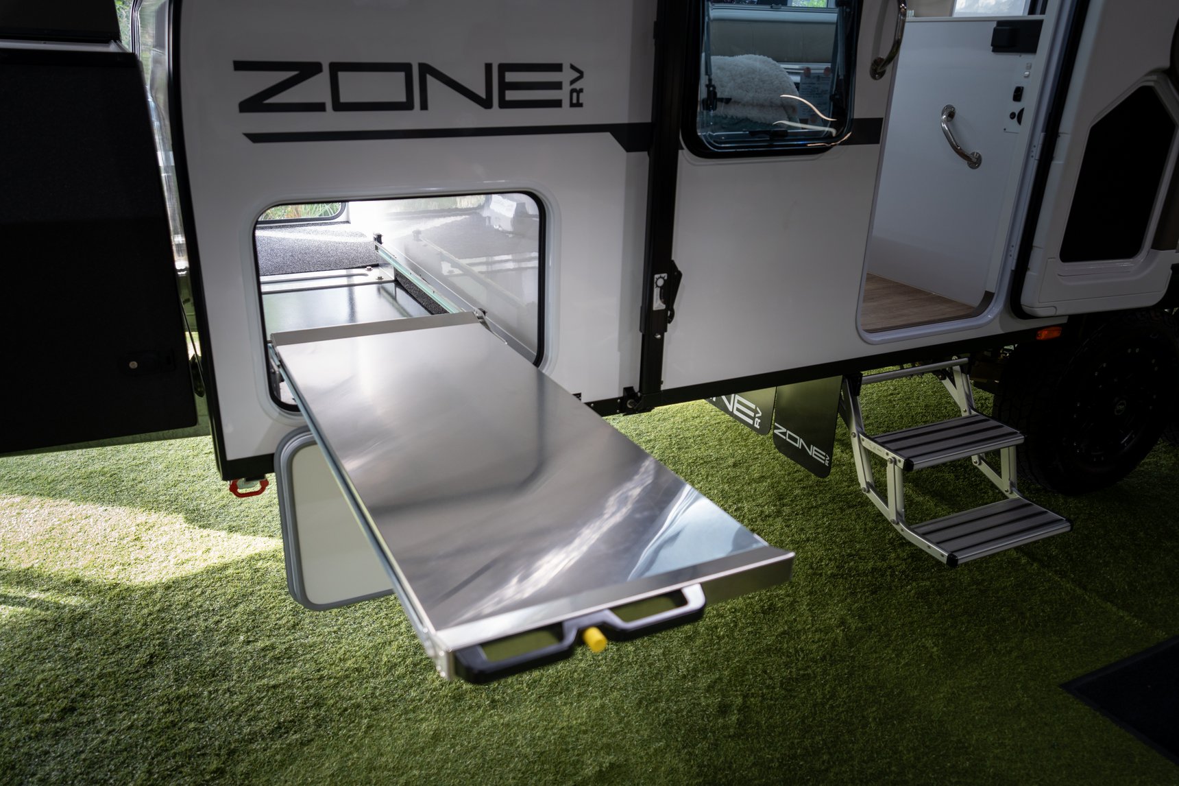 Tunnel boot & Toolbox dimensions / with a BBQ slide included?